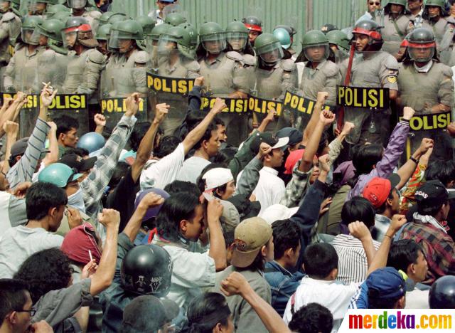 Foto : Mengenang 15 tahun penjarahan dan kerusuhan Mei '98 | merdeka.com