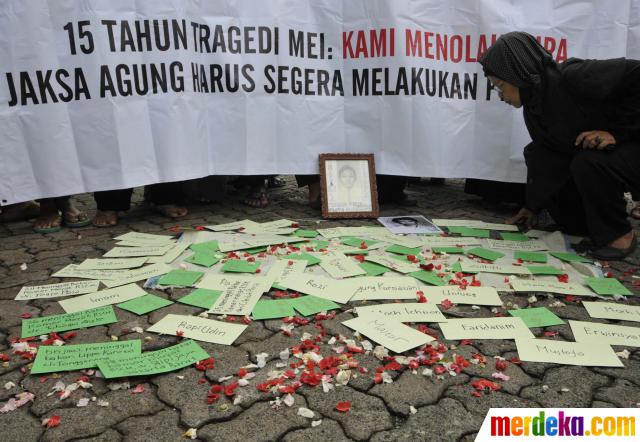 Foto : Aksi tabur bunga mengenang tragedi Mei 98 | merdeka.com
