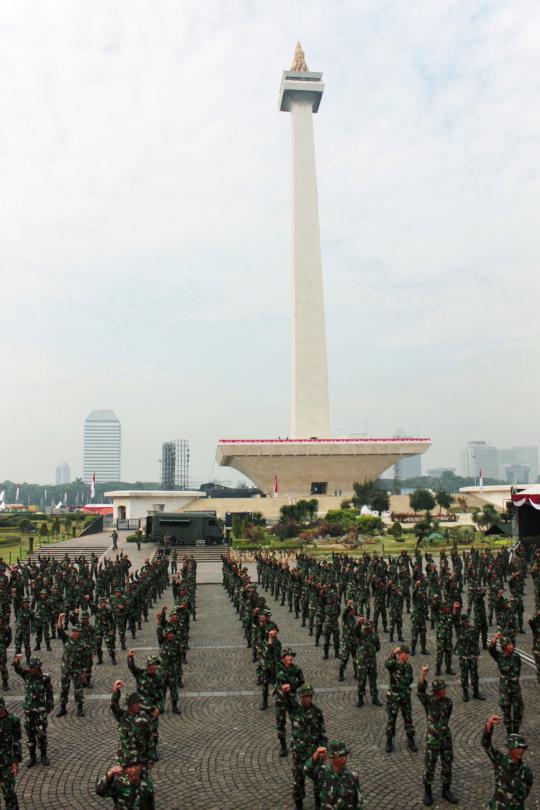 Aksi 'Hero' prajurit TNI AD saat latihan bersama di Monas
