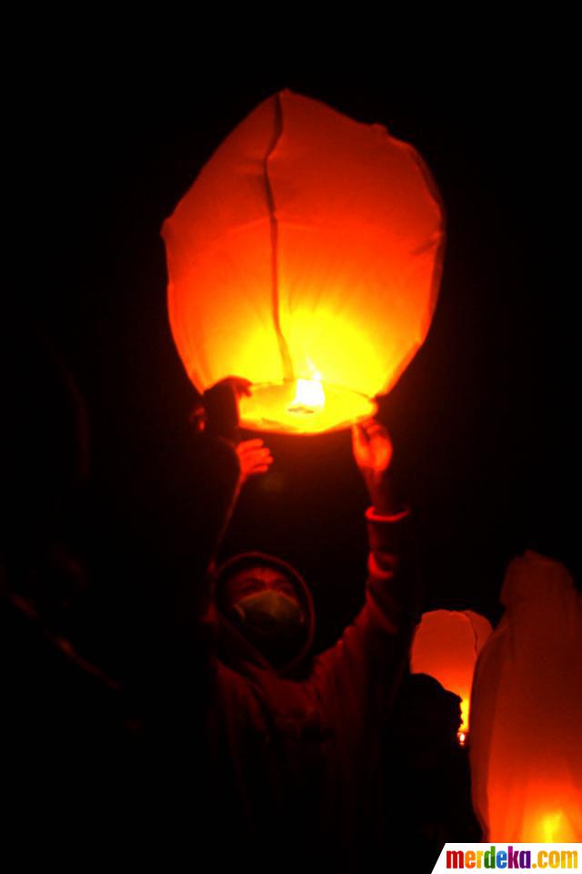 Foto : Keindahan ratusan lampion sinari malam Pegunungan Dieng ...