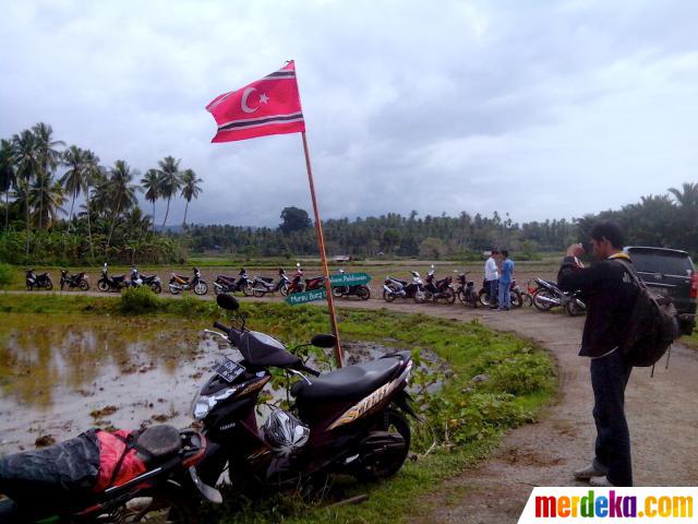 Foto : Aparat turunkan bendera GAM di Aceh| merdeka.com