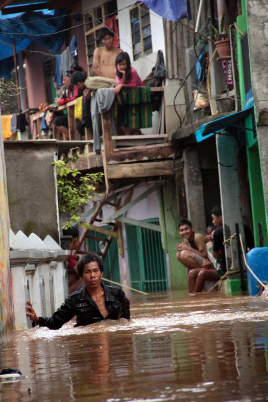 Tanggul Ciliwung jebol, banjir hingga 2 meter rendam Kebon Baru