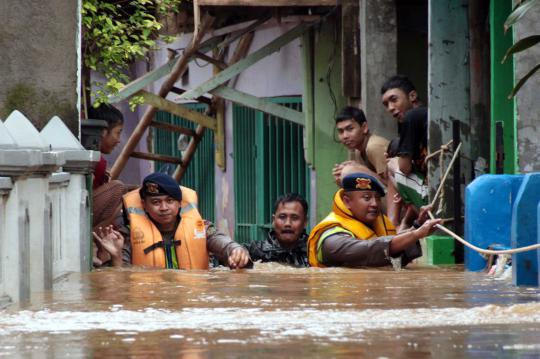 Tanggul Ciliwung jebol, banjir hingga 2 meter rendam Kebon Baru