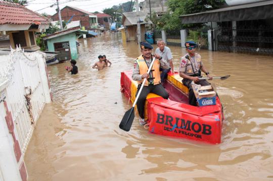 Tanggul Ciliwung jebol, banjir hingga 2 meter rendam Kebon Baru
