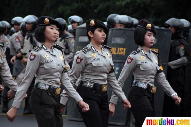 Foto Aksi Polwan Cantik Siap Kawal Pemilu Damai