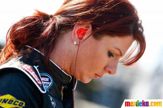 Foto : Pesona Jennifer JC, pembalap NASCAR Truck Series paling seksi ...