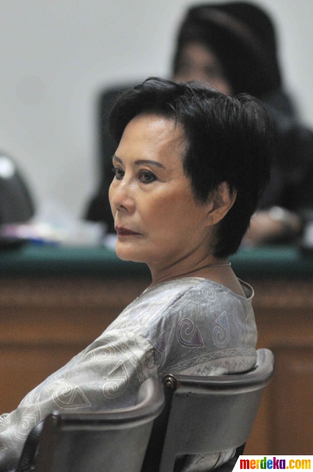 Foto : Ekspresi Maria Elizabeth saat divonis hakim 2 tahun 3 bulan bui ...