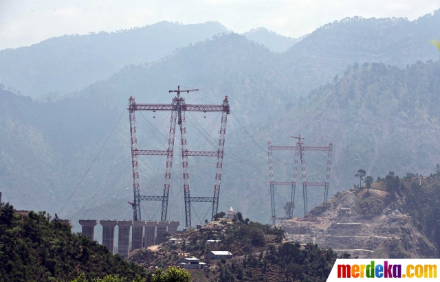 Foto : Mengintip pembangunan jembatan kereta api tertinggi di dunia ...