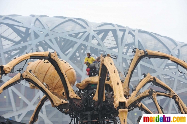 Foto : Pertarungan robot laba-laba dan kuda naga hebohkan warga China ...
