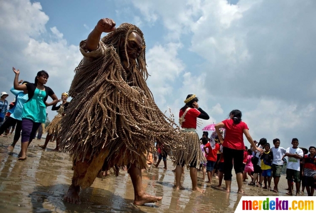 Foto : Mengintip ritual puja roh laut dari Suku Mah Meri | merdeka.com
