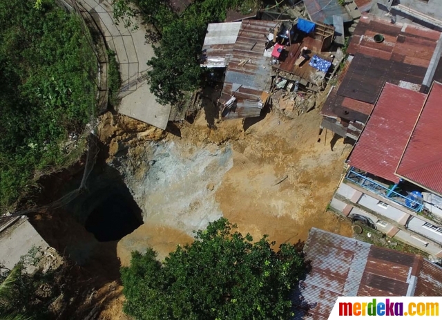 Foto : Mengerikan, lubang raksasa ini telan empat rumah warga | merdeka.com