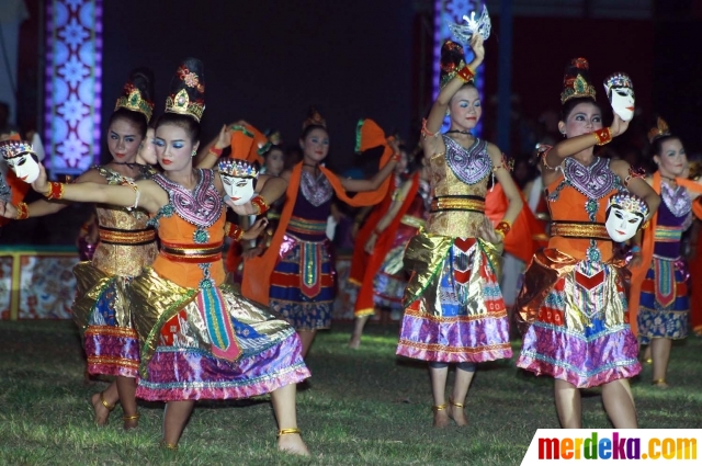 Foto : Tari kolosal 1.000 Topeng Panji | merdeka.com
