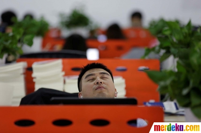 Foto : Menengok uniknya budaya tidur siang pekerja kantoran di China | merdeka.com