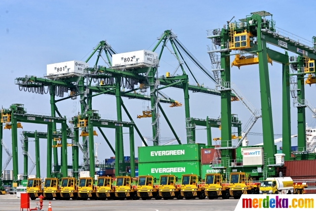 Foto : Melihat lebih dekat Terminal Peti Kemas New Priok | merdeka.com