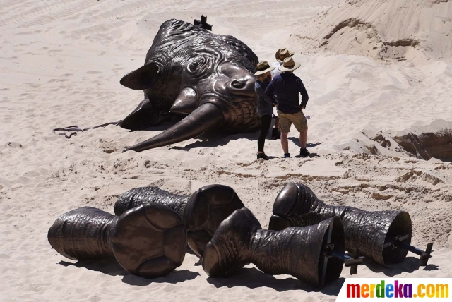Foto : Menyaksikan pameran patung raksasa di Pantai Tamarama| merdeka.com