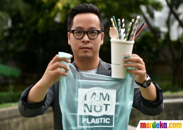 Foto : Ini plastik Avani Eco yang bisa larut dalam air dan aman diminum ...