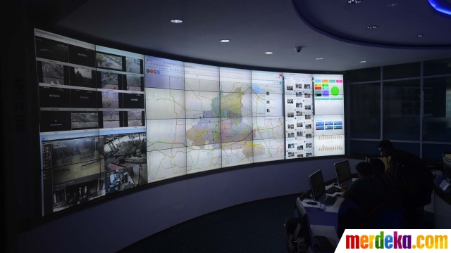 Foto : Mengintip aktivitas ruang monitor pelayanan public Kota ...