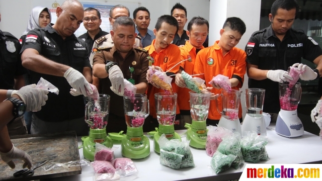 Foto Polisi Ajak Tersangka Musnahkan 239 Kg Sabu And 30 000 Ekstasi