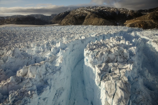 Pecahan gletser di Greenland ciptakan gunung es raksasa selebar 4 mil