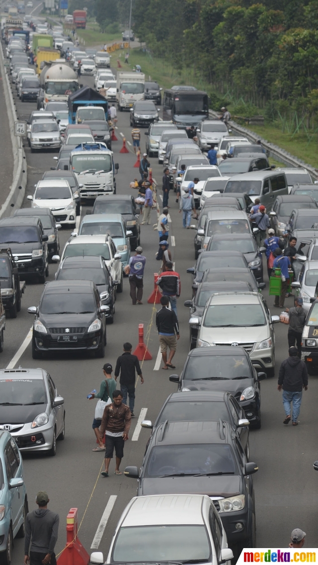 Foto : Parahnya Kemacetan di Tol Jagorawi Menuju Puncak | merdeka.com