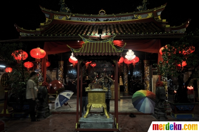 Foto : Sembahyang Malam di Klenteng Boen Tek Bio| merdeka.com