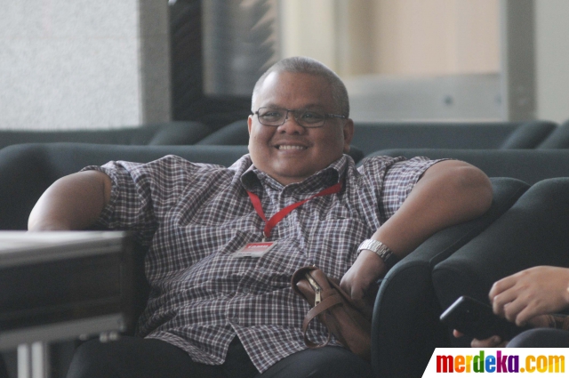 Foto : Ekspresi Putut Hari Satyaka Saat Menunggu Pemeriksaan di KPK ...