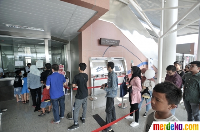 Foto : Hari Pertama LRT Beroperasi Secara Komersial | merdeka.com