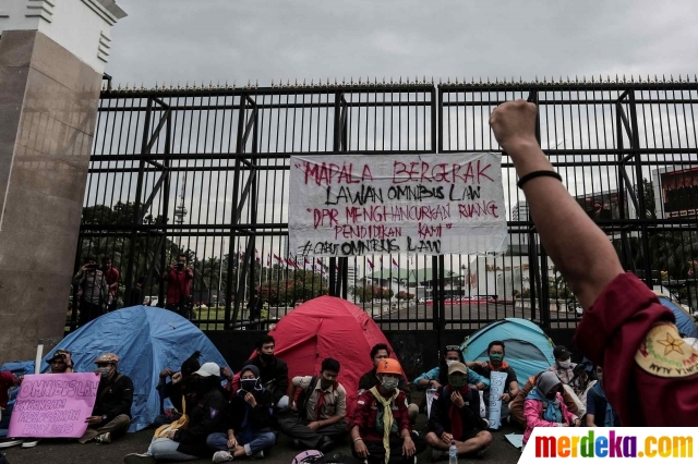 Foto : Aksi Mapala Demo "Lawan Omnibuslaw" di Gedung DPR | merdeka.com