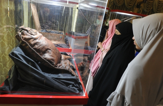 Tangis Pengunjung Menyaksikan Sorban Milik Nabi Muhammad SAW