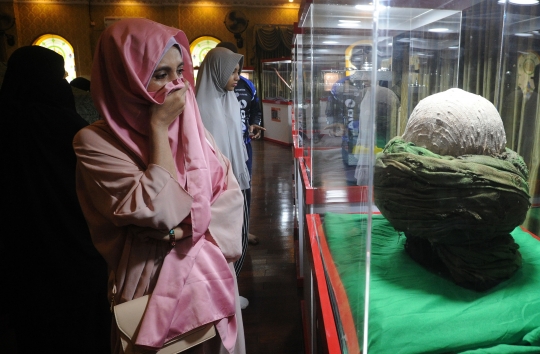 Tangis Pengunjung Menyaksikan Sorban Milik Nabi Muhammad SAW