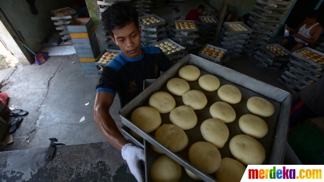 Foto : Menengok Industri Roti Rumahan | merdeka.com