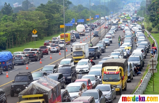 Foto : Libur Panjang, Kawasan Menuju Puncak Macet | merdeka.com