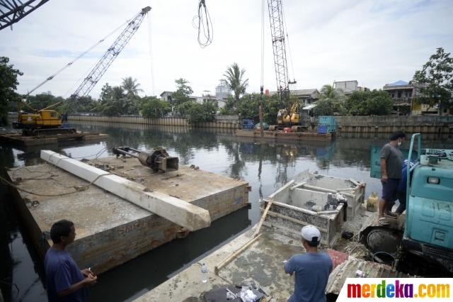 Foto : Pemasangan Turap Sungai untuk Antisipasi Banjir di Green Garden ...