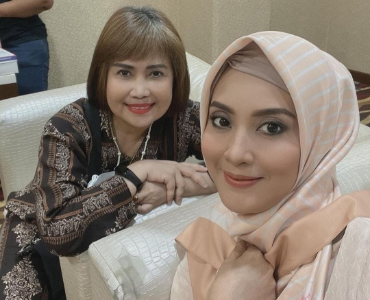 Lama Tak Terlihat, Begini Potret Terbaru Ismi Azis Penyanyi Top Era 90-an