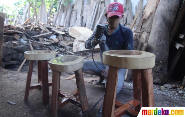 Foto : Menyulap Limbah Kayu Jadi Barang Bernilai | merdeka.com
