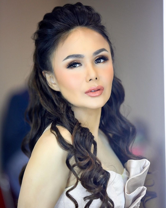 5 Potret Terbaru Yuni Shara dengan Rambut Panjang, Bikin Pangling dan ...