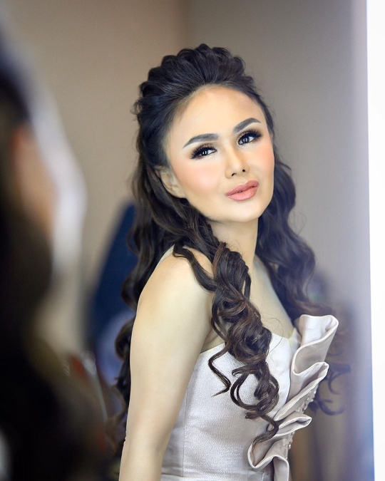 5 Potret Terbaru Yuni Shara dengan Rambut Panjang, Bikin Pangling dan ...