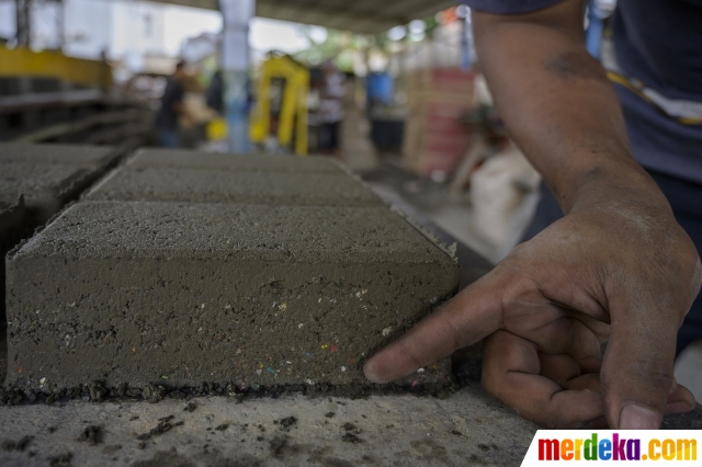 Foto : Mendaur Ulang Sampah Plastik Jadi Batu Bata | merdeka.com