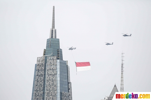 Foto : HUT TNI, Bendera Merah Putih Raksasa Berkibar di Langit Jakarta ...