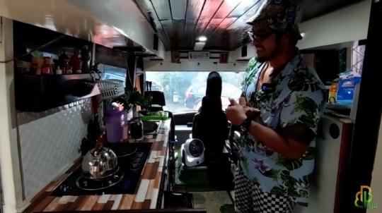 Keren, Potret Bus Diubah Jadi Rumah Berjalan yang Nyaman,Ada Dapur ...