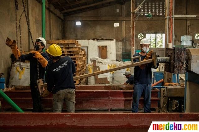 Foto : Melihat Daur Ulang Sampah Plastik Jadi Tiang dan Papan Bangunan ...