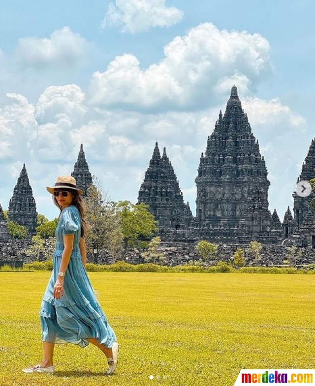 Foto : Istri Menteri Mantan Artis Bergaya Cantik di Candi Prambanan ...