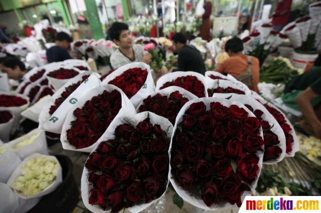 Foto : Penjualan Bunga Mulai Ramai Kembali | merdeka.com