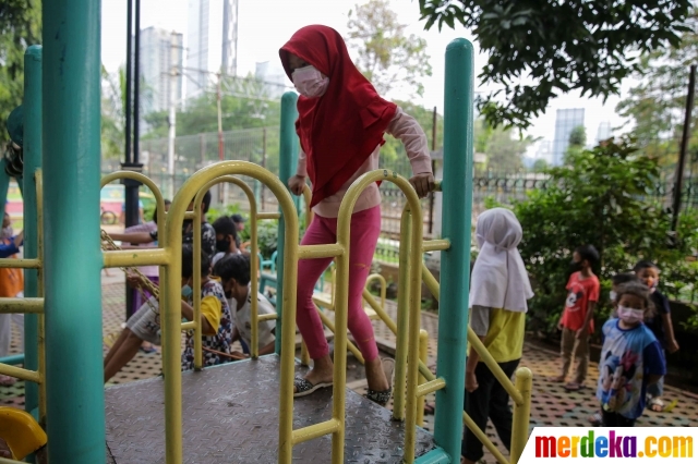 Foto : 35 RPTRA di Jakarta Belum Bebas Cat Timbal | merdeka.com Foto : 35 RPTRA di Jakarta Belum Bebas Cat Timbal | merdeka.com