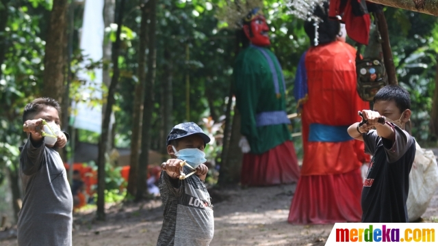 Foto : Keseruan Anak-Anak Bermain Ketapel Tradisional | merdeka.com