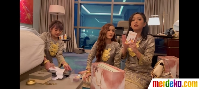 Foto : Unboxing Souvenir Pernikahan Ria Ricis dan Teuku Ryan, Isinya ...