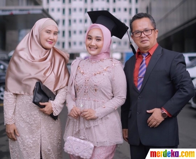 Foto : Intip Potret Fatin Shidqia Lulus Kuliah, Akui Lega Meski Butuh Waktu Lebih Lama | merdeka.com