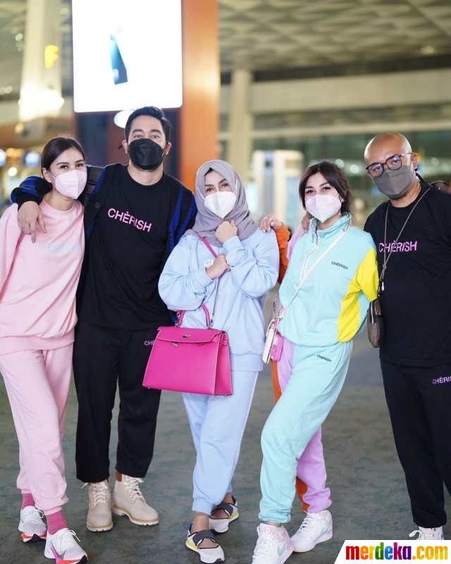 Foto : 5 Potret Nisya Ahmad & Syahnaz Liburan di Spanyol, Penampilannya ...