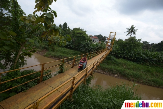 Foto : Jembatan Gantung Kuning di Condet yang Viral Jadi Tempat Berburu ...