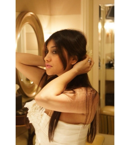 Jarang Muncul di TV, Begini Potret Sarah Azhari Kini Makin Cantik & Seksi